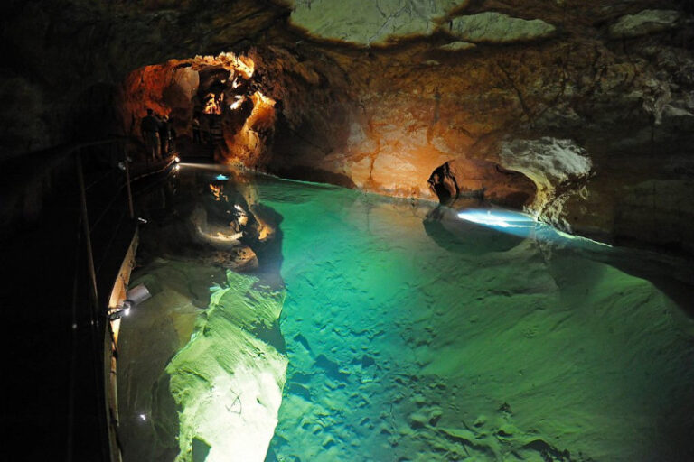 Jenolan Caves l Astounding Cave System - Our Breathing Planet